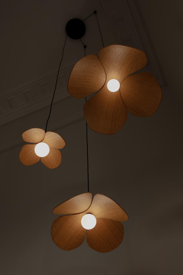 Drewniana lampa wisząca Forget Me Not S z naturalnego dębu